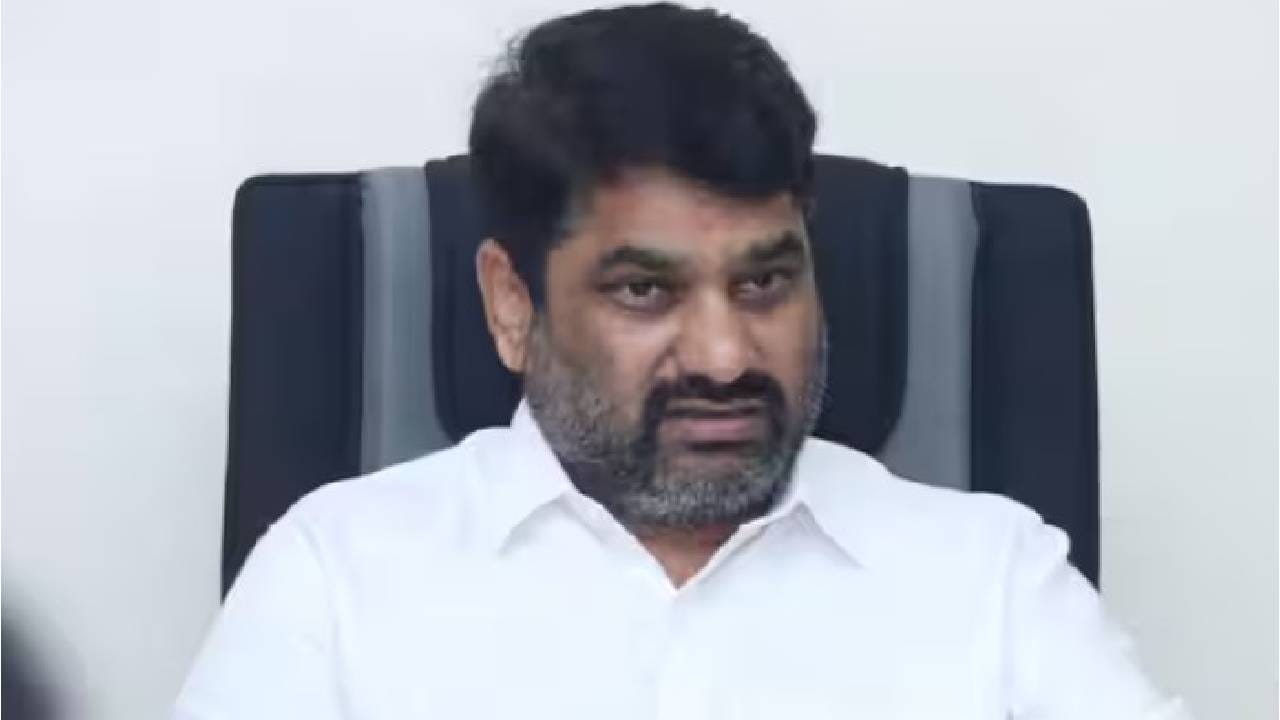 सत्यजित तांबे यांच्यावर काँग्रेसकडून कारवाई; सतेज पाटील यांची ...