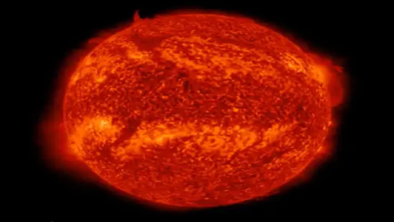 सूर्याचा एक भाग तुटला? खगोल शास्त्रज्ञ चिंतेत, कम्युनिकेशनवर परिणाम ...