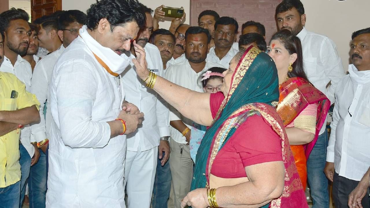 अपघातानंतर इतक्या दिवसांनी धनंजय मुंडे परळीत परतले; आई, पत्नी, मुलीनं ...