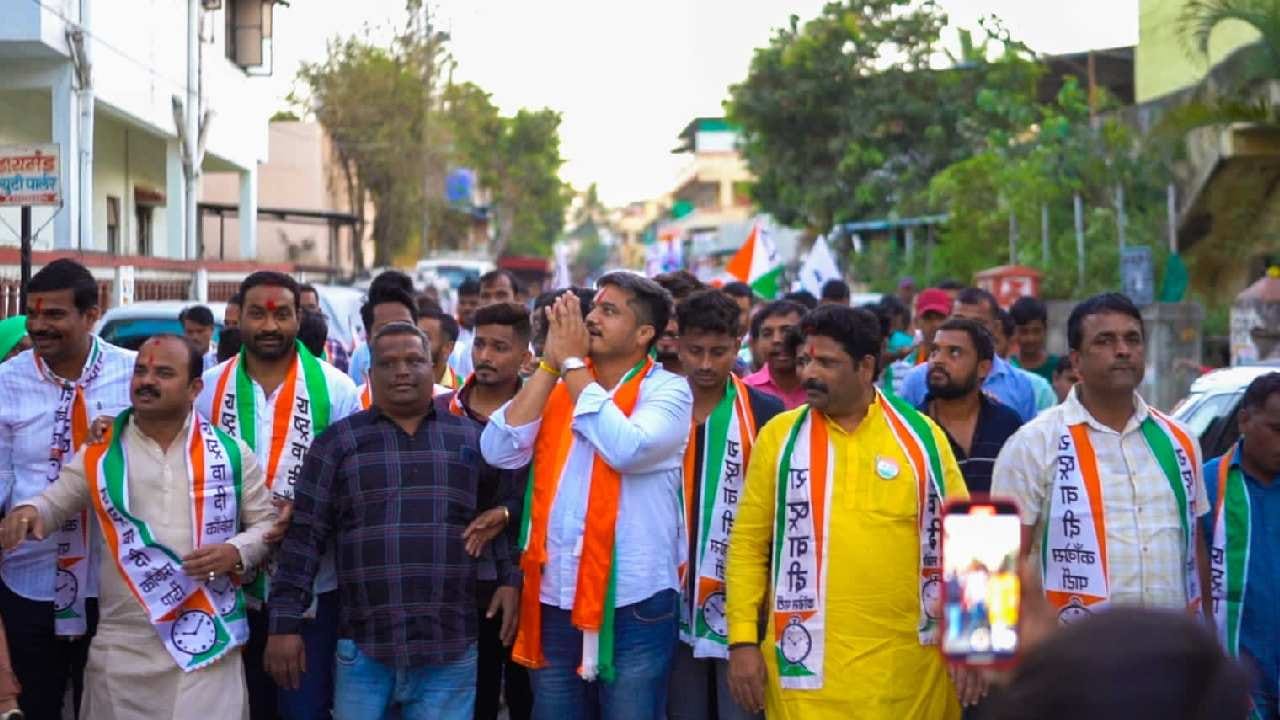 पांढरा शर्ट, गळ्यात उपरणं अन् हातात वडापाव; पोटनिवडणुकीच्या प्रचारात ...