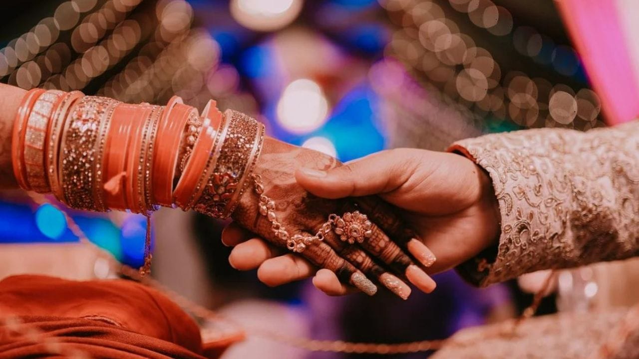 Crime : तिचं 2 महिन्यापूर्वी लग्न झालं, ती माहेरी आली, त्याने अखेर 2 ...