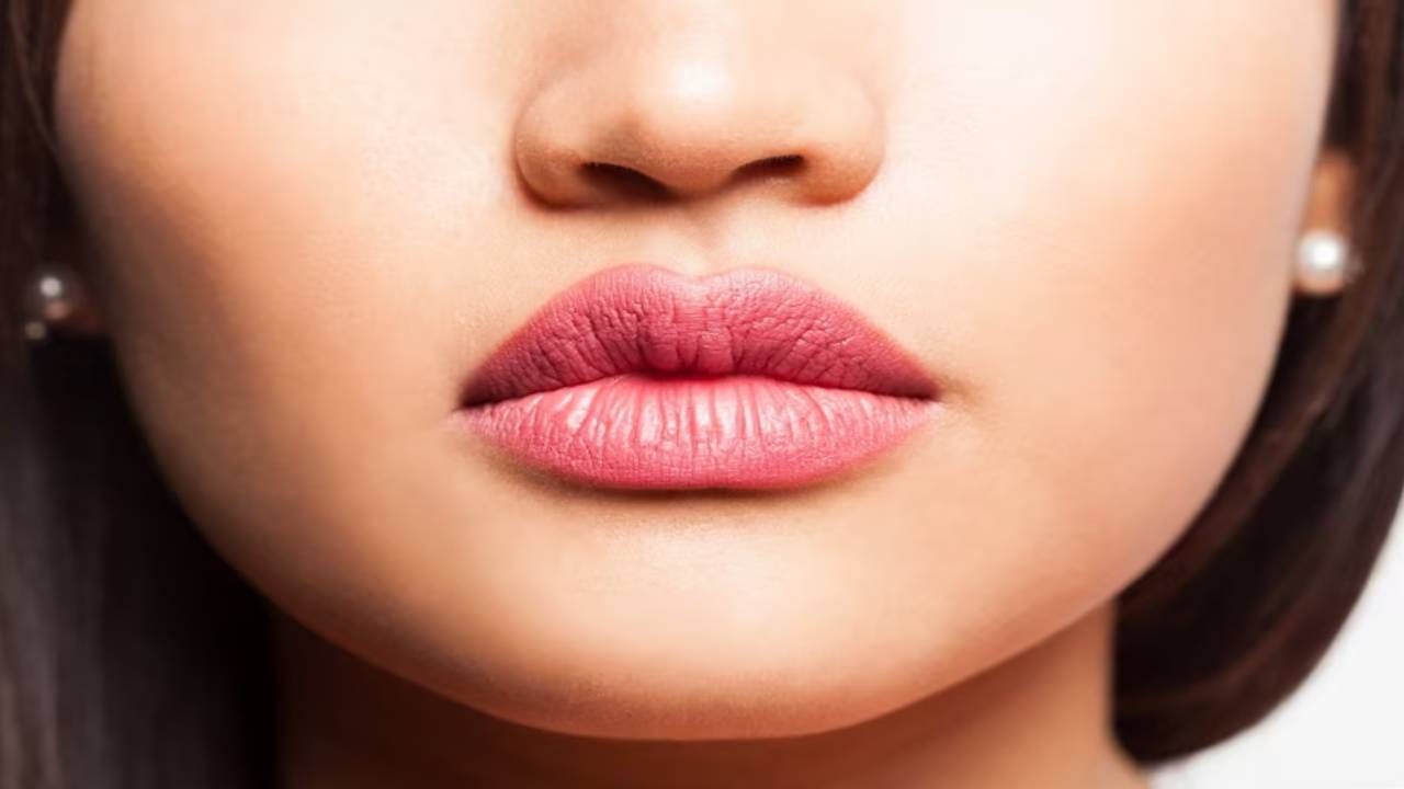 Dark Lips : काळवंडलेल्या ओठांसाठी हवाय उपाय ? एकदा 'हे' घरगुती उपाय ...