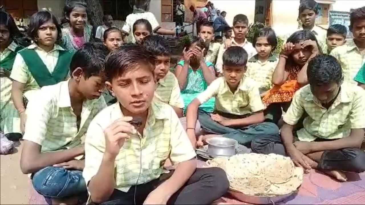 Karad : विद्यार्थ्यांना स्वावलंबी बनविण्यासाठी आश्रम शाळेत 'माझी भाकरी ...