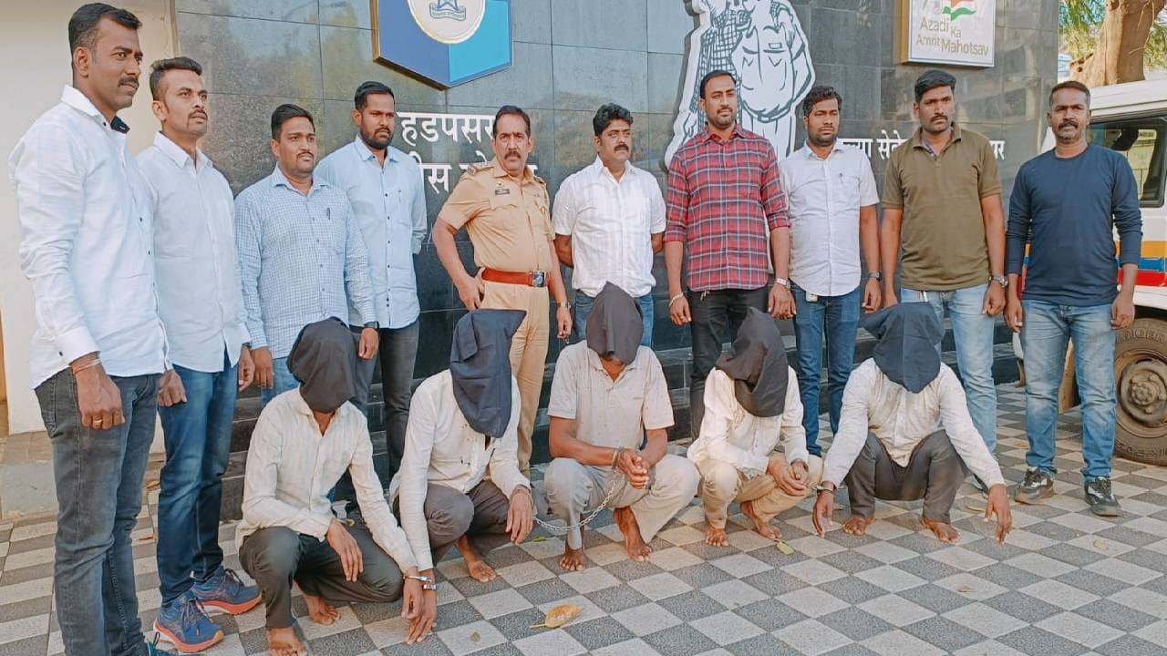 वृद्ध महिलांना हेरायचे, मग रस्त्यावर दागिने ठेवून भुलवायचे आणि खरे ...