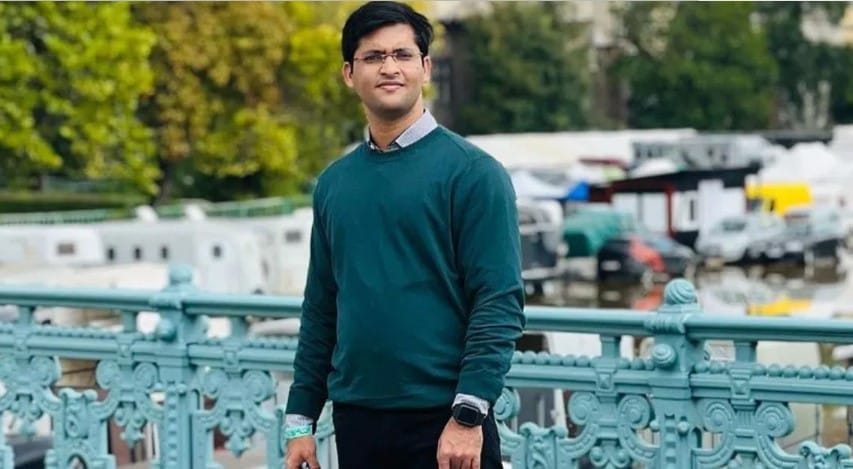 वडील रिक्षाचालक, परीक्षा फी भरण्यासाठी पैसे नव्हते, तरीही जिद्दीने बनला ...