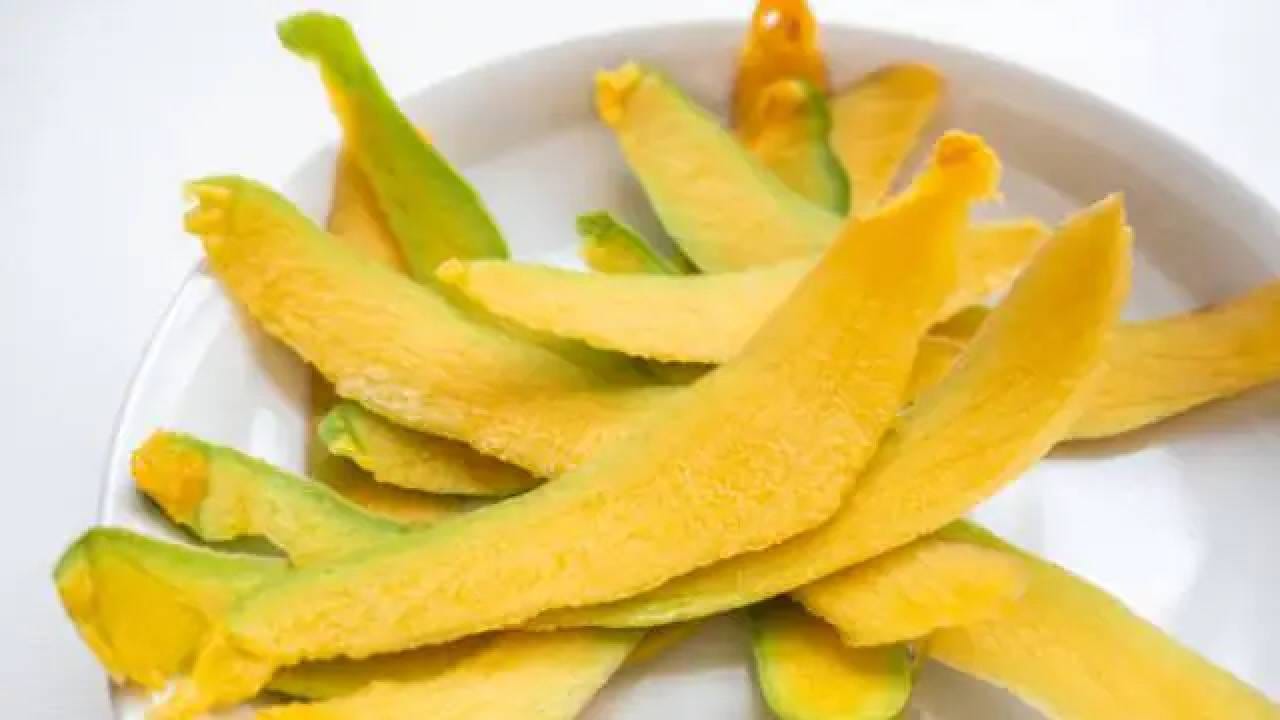 आंब्याची साल आहे आरोग्याचा खजिना! वाचा 5 मोठे फायदे - Marathi News | Do ...