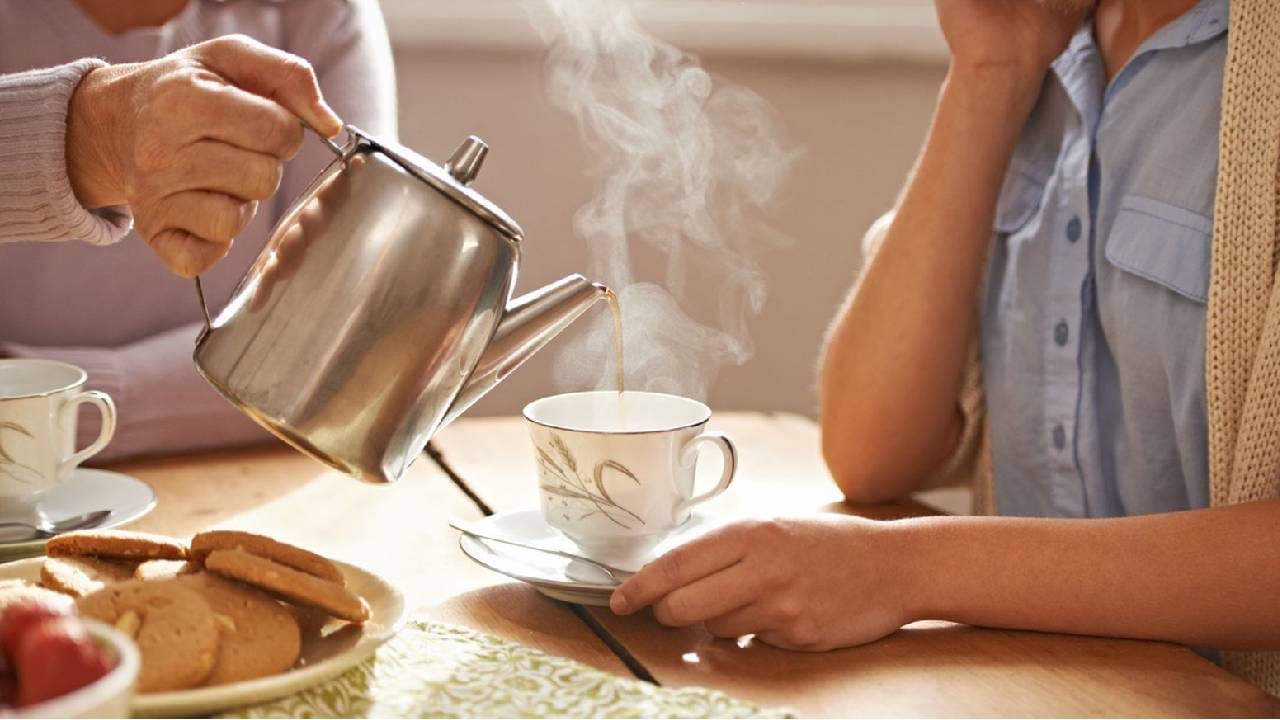 दिवसभरात तुम्ही 3 पेक्षा जास्त कप चहा पिता का? मग तुम्हाला त्याचे ...