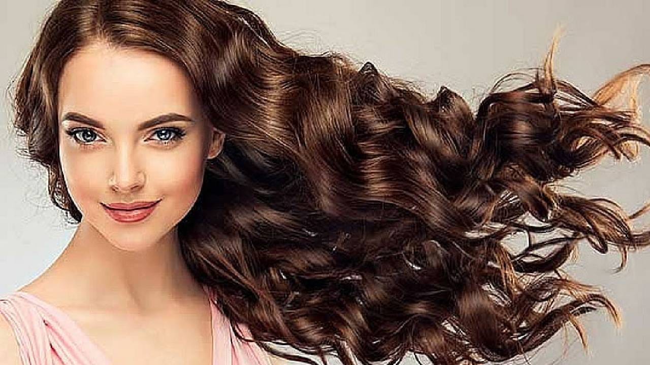 केसांसाठी प्रचंड पोषक असणारं 'हे' हेअर ऑईल, बनवा घरीच! - Marathi News ...