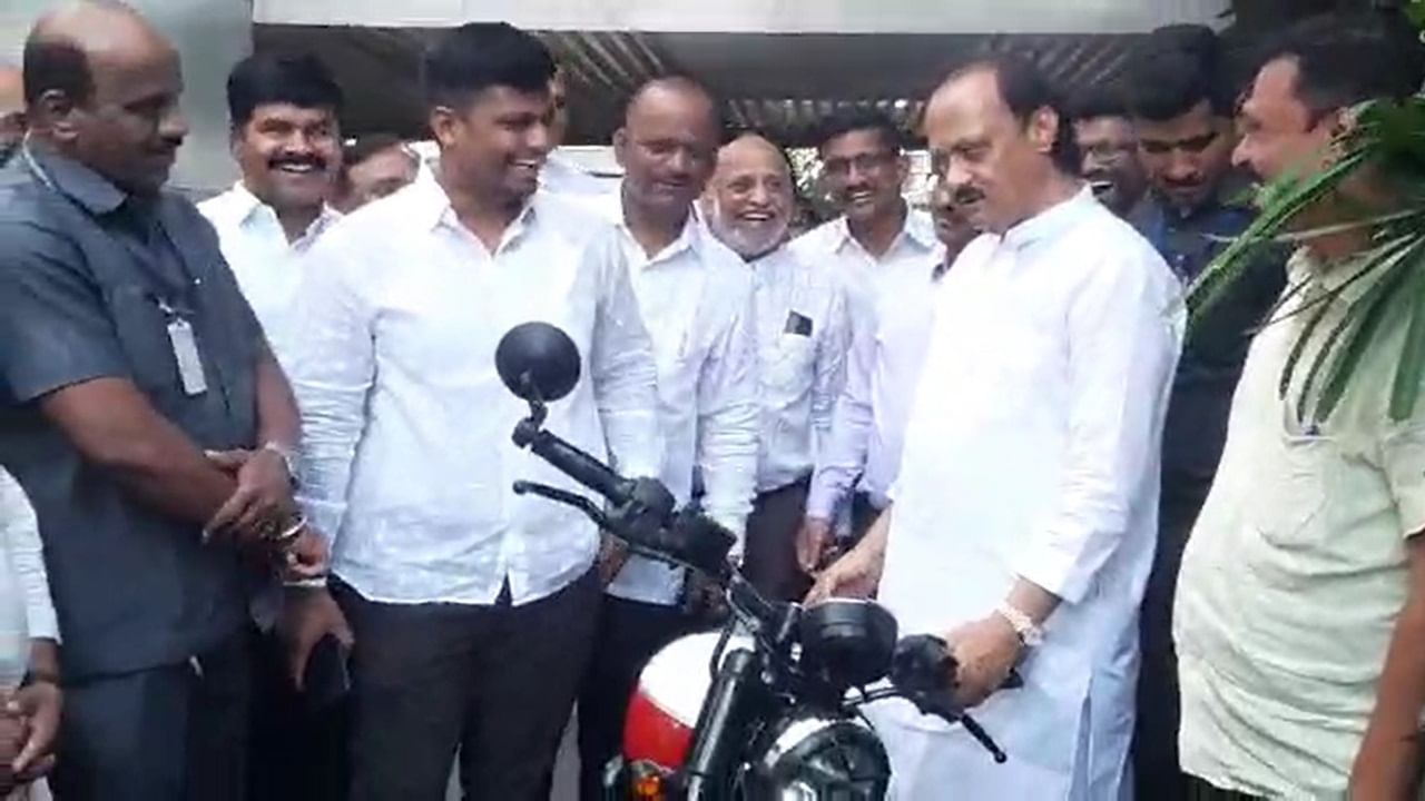 अजित पवार यांना कार्यकर्त्याचा आग्रह, बुलेट चालवा म्हणणाऱ्या ...