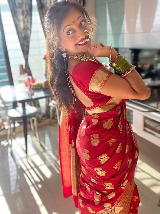 चंद्रकोर नकात नथ केसामध्ये गजरा मानसी नाईकचा मनमोहक अंदाज Tv9 Marathi