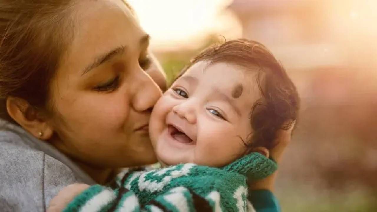 लहान मुलांना का लावला जातो काळा टिका? असे आहे कारण - Marathi News | Why ...