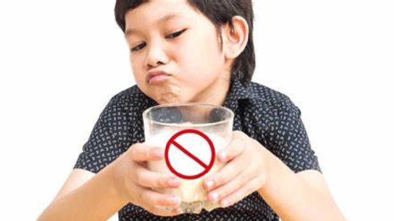 आरोग्य बिघडेल! 'या' समस्यांना सामोरे जात असाल तर रात्री दूध पिऊ नका ...