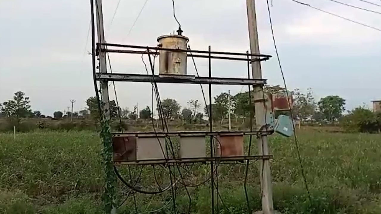 महावितरणच्या गलथान कारभाराचा कळस; 'या' गावकऱ्यांची महिनाभरापासून बत्ती ...