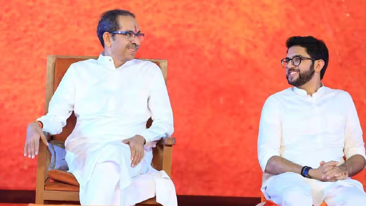 maharashtra politics : शिवसेना नेत्याची ठाकरे पिता-पुत्रावर टीका, तर ...