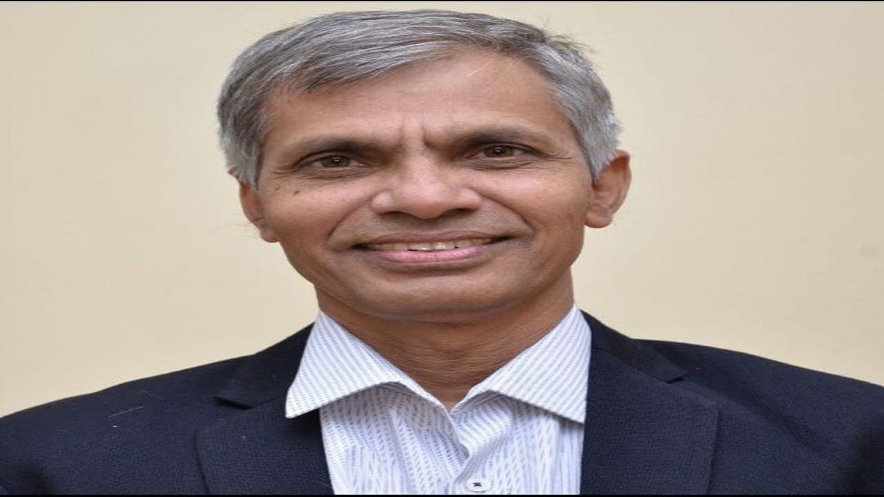 कंदिलाच्या प्रकाशात अभ्यास करून डॉ. सुरेश गोसावी बनले सावित्रीबाई फुले ...