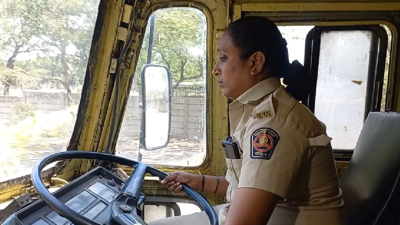नाशिक-सिन्नर मार्गावर या महिलेने चालवली एसटी बस, प्रवाशांकडून कौतुकाचा ...