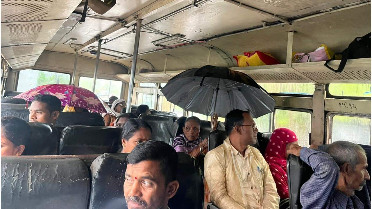 एसटी बसमध्ये छत्री घेऊन करावा लागतो प्रवास; हे काय? पहिल्याच पावसात ...