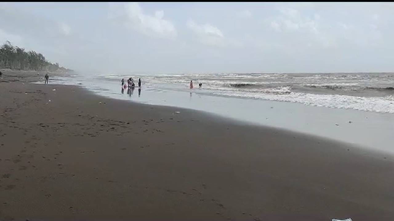 मित्रांसोबत समुद्रावर फिरायला गेला तो परतलाच नाही, पाण्याचा अंदाज न आल्याने तरुण... - Marathi ...