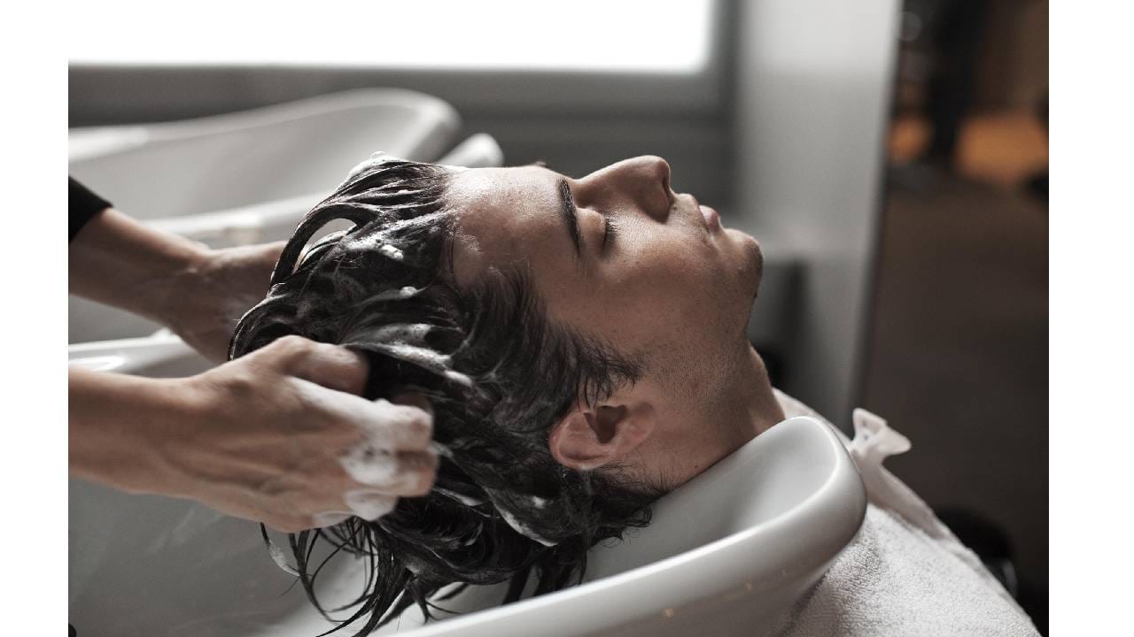 पावसाळ्यात पुरुषांनी 'या' प्रकारे घ्यावी केसांची काळजी! - Marathi News ...