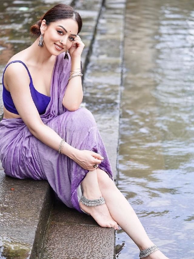 Sandeepa Dhar : घाटावरती बसून संदीपा धरचा मराठमोळा लूक – TV9 Marathi