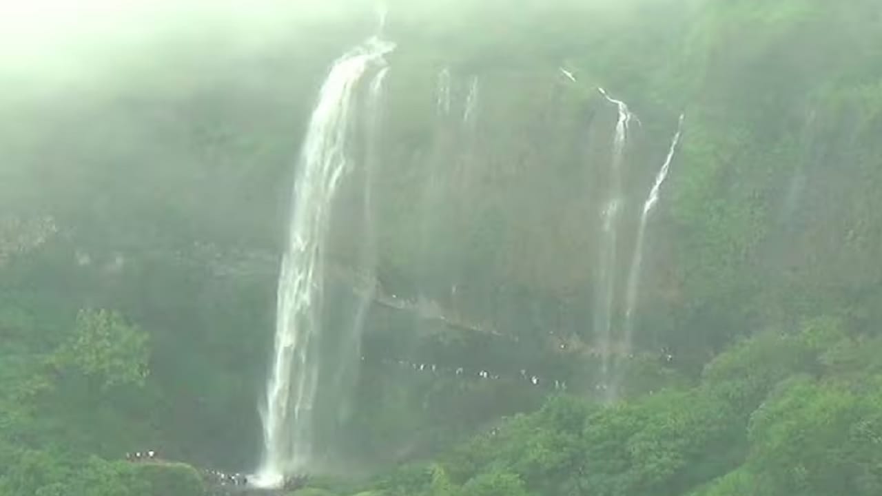 सिंधुदुर्गातील पांढराशुभ्र फेसाळणाऱ्या बाबा धबधब्याची पर्यटकांना भुरळ ...