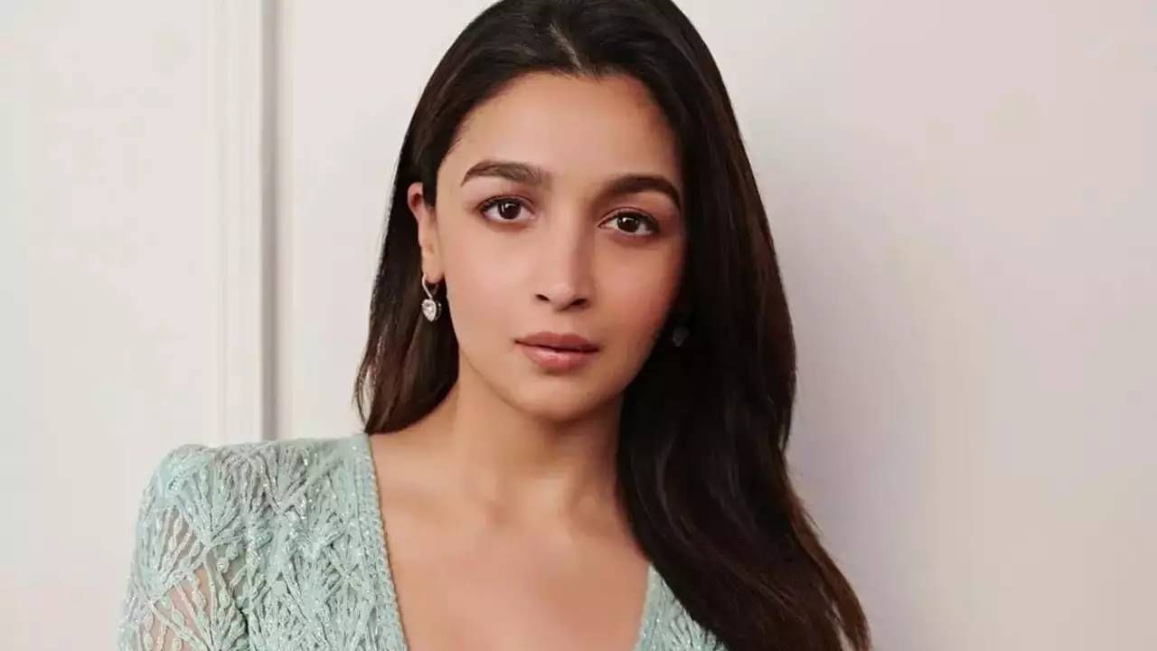 Alia Bhatt | रणबीर कपूर नाही तर चक्क या व्यक्तीला पहिल्यांदा ... Alia Bhatt | रणबीर कपूर नाही तर चक्क या व्यक्तीला पहिल्यांदा ...