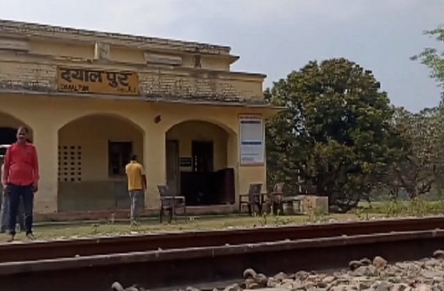 अजब रेल्वे स्टेशन, येथे लोक तिकीट काढतात पण प्रवास करीत नाहीत - Marathi ...