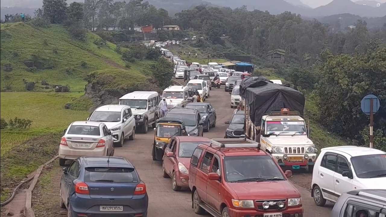 या धरणाच्या भींतीजवळ गर्दी झाल्याने मोठी वाहतुक कोंडी - Marathi News ...