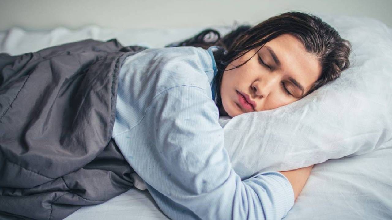 शांत झोपेसाठी हे आहेत उत्तम घरगुती उपाय! - Marathi News | Good sleep ...