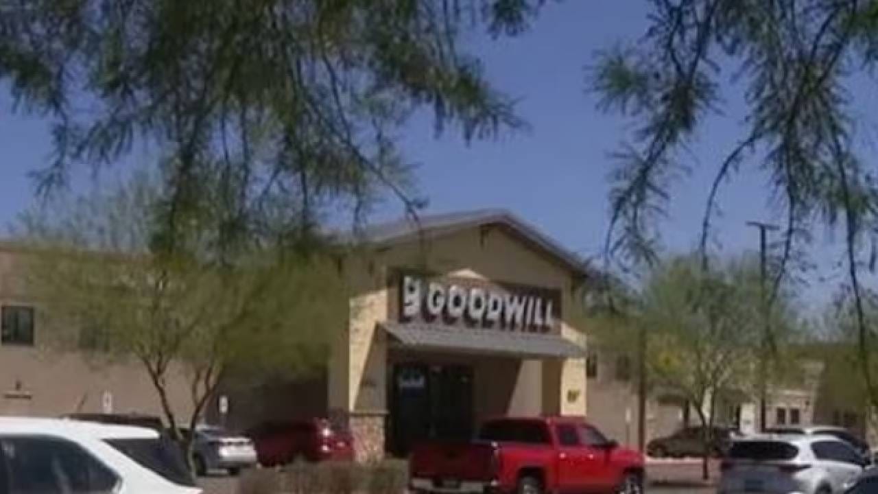 दानपेटी उघडताच सर्वचजण थरथर कापू लागले, कुणाला घाम फुटला तर कुणाला ...