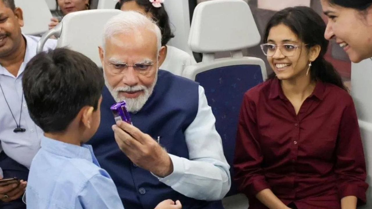 Narendra Modi Birthday : PM नरेंद्र मोदी यांनी लहान मुलांसोबत साजरा ...