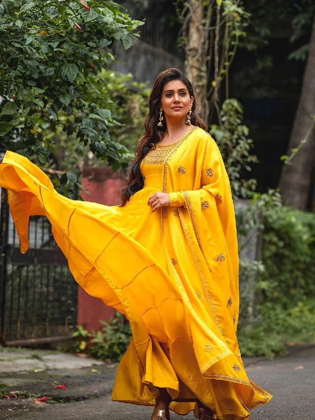 सोनाली कुलकर्णीचा श्रावण लूक, पिवळ्या ड्रेसमध्ये कातिलाना लूक – TV9 Marathi