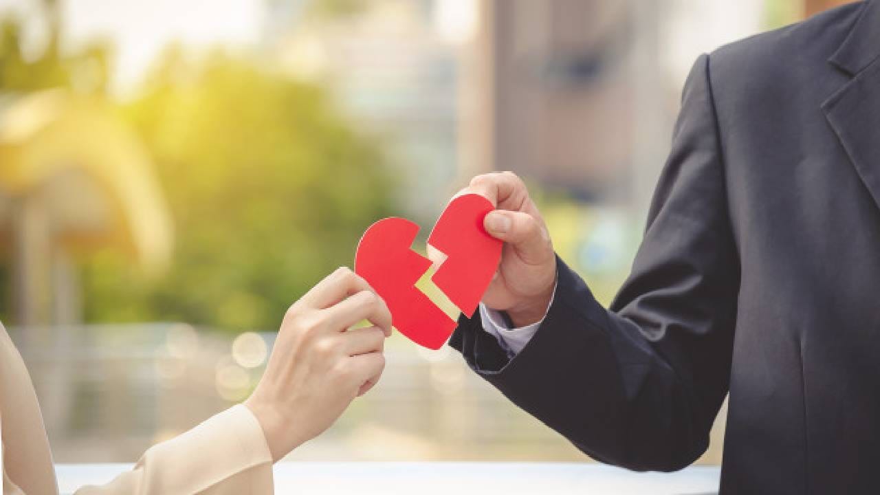 भारतात झपाट्याने वाढत आहेत घटस्फोटाची प्रकरणे, संसार तुटण्यासाठी ही ...