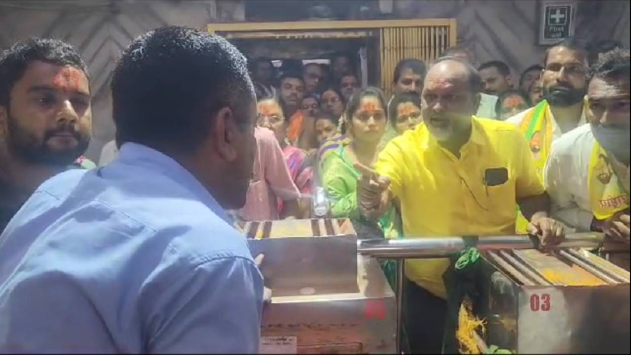 VIDEO : तुळजाभवानी मंदिराच्या गाभाऱ्यात जाण्यापासून रोखलं, महादेव जानकर ...