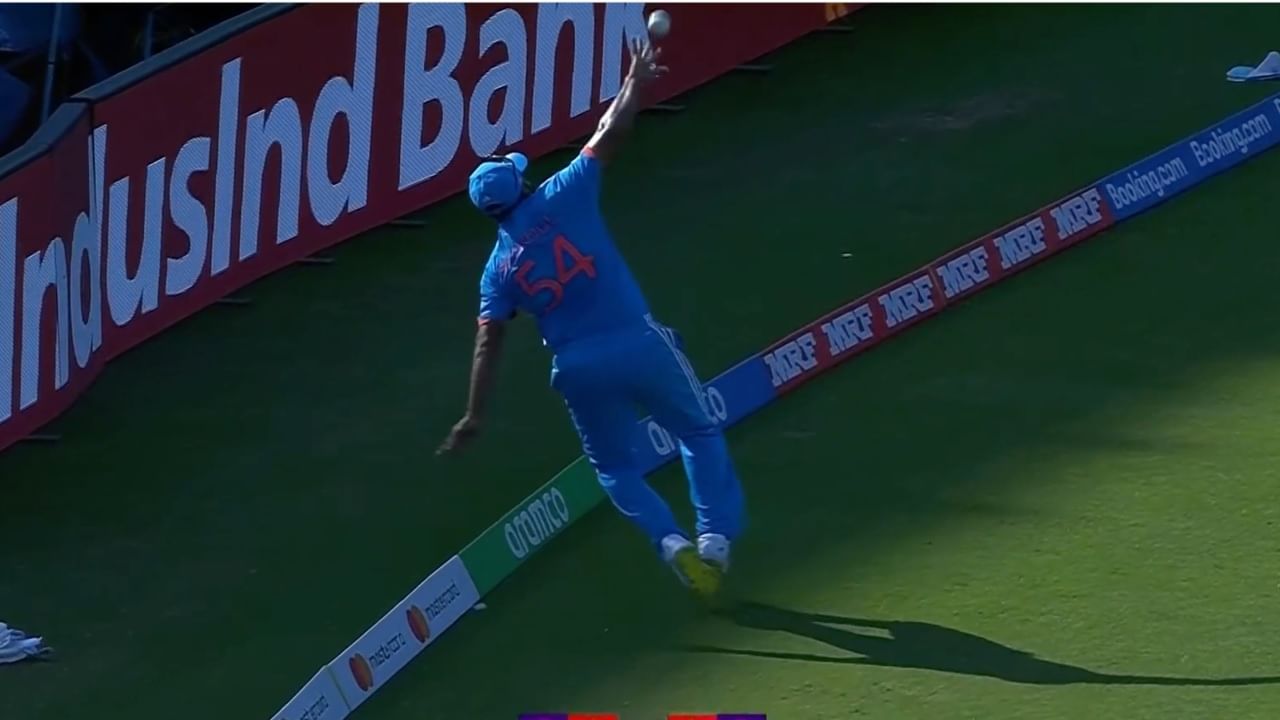 Shardul Thakur याचा बाउंड्री लाईनवर जबरदस्त कॅच, एकदा व्हीडिओ पाहाच - Marathi News | Shardul ...