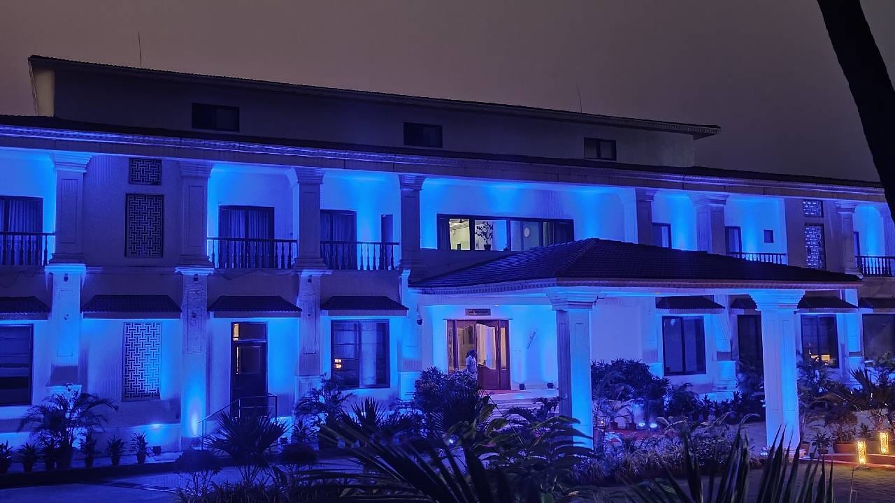 आज बालहक्क दिन! मुंबईतल्या प्रमुख वास्तू का सजवल्यात निळ्या रंगात ...