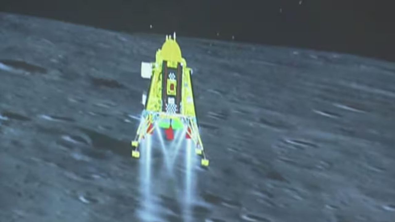 Chandrayaan-3 : चंद्रयान-3 चंद्राला सोडून पृथ्वीकडे परतला, इस्त्रोचे ...
