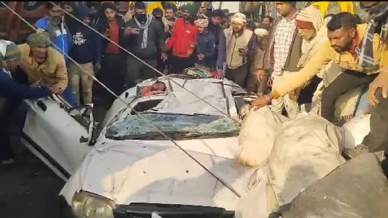 Accident News | कुटुंबाची वेळ आलेली, NH 46 वर भयानक अपघात, कारवर कोसळला ...
