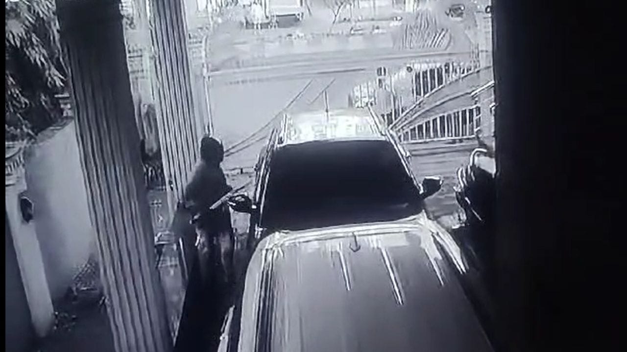 ठाणे हादरलं! शिंदे गटाच्या माजी नगरसेवकाच्या गाडी आणि बंगल्यावर ...