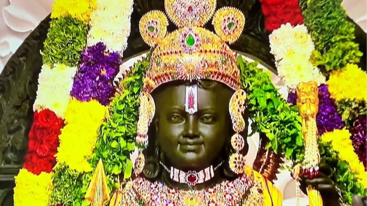 अयोध्येत प्राणप्रतिष्ठा झाल्यानंतर श्रीराम यांच्या मूर्तीचे पहिले दर्शन ...