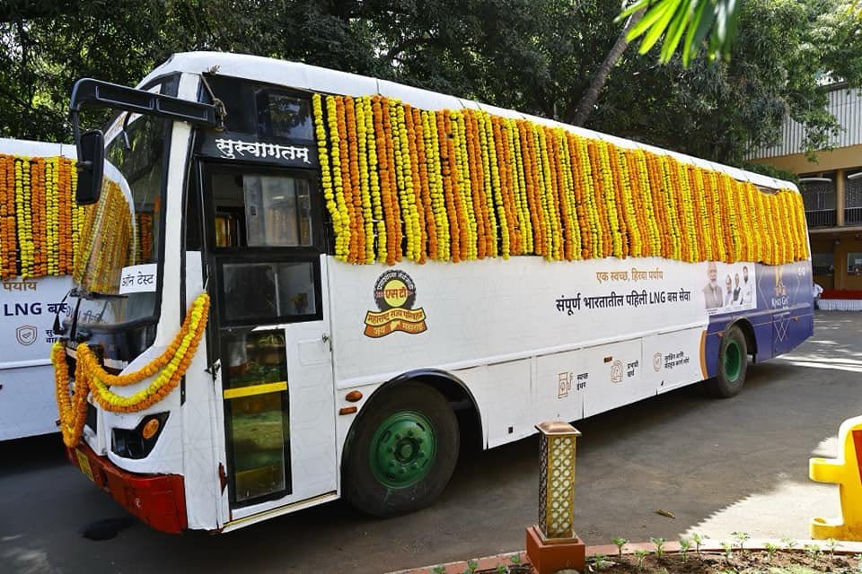 प्रदुषण रोखण्यासाठी एसटी महामंडळाचा क्रांतीकारी निर्णय, लालपरी एलएनजीवर ...