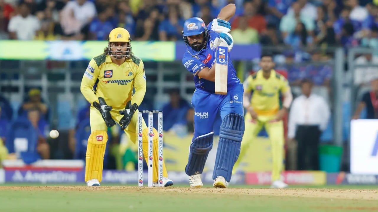 MI vs CSK : धोनीच्या 20 धावा रोहितच्या शतकापेक्षा सरस, पलटण वानखेडेत ...