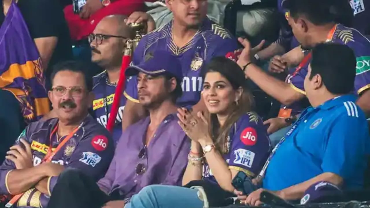 IPL 2024 : शाहरुखसोबत KKRला चीयर करणारी 'ती' कोण? - Marathi News | Ipl ...