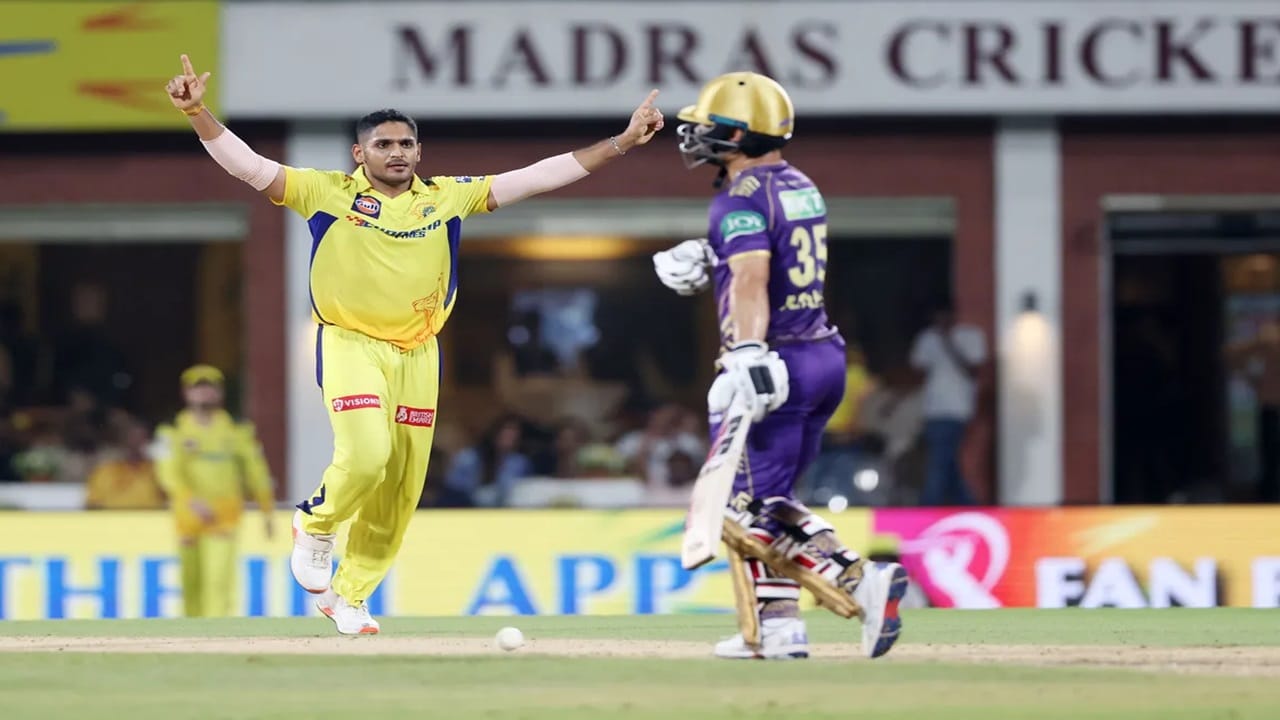 CSK vs KKR : चेन्नईने होम ग्राउंडमध्ये कोलकाताला 137 धावांवर रोखलं, कोण ...