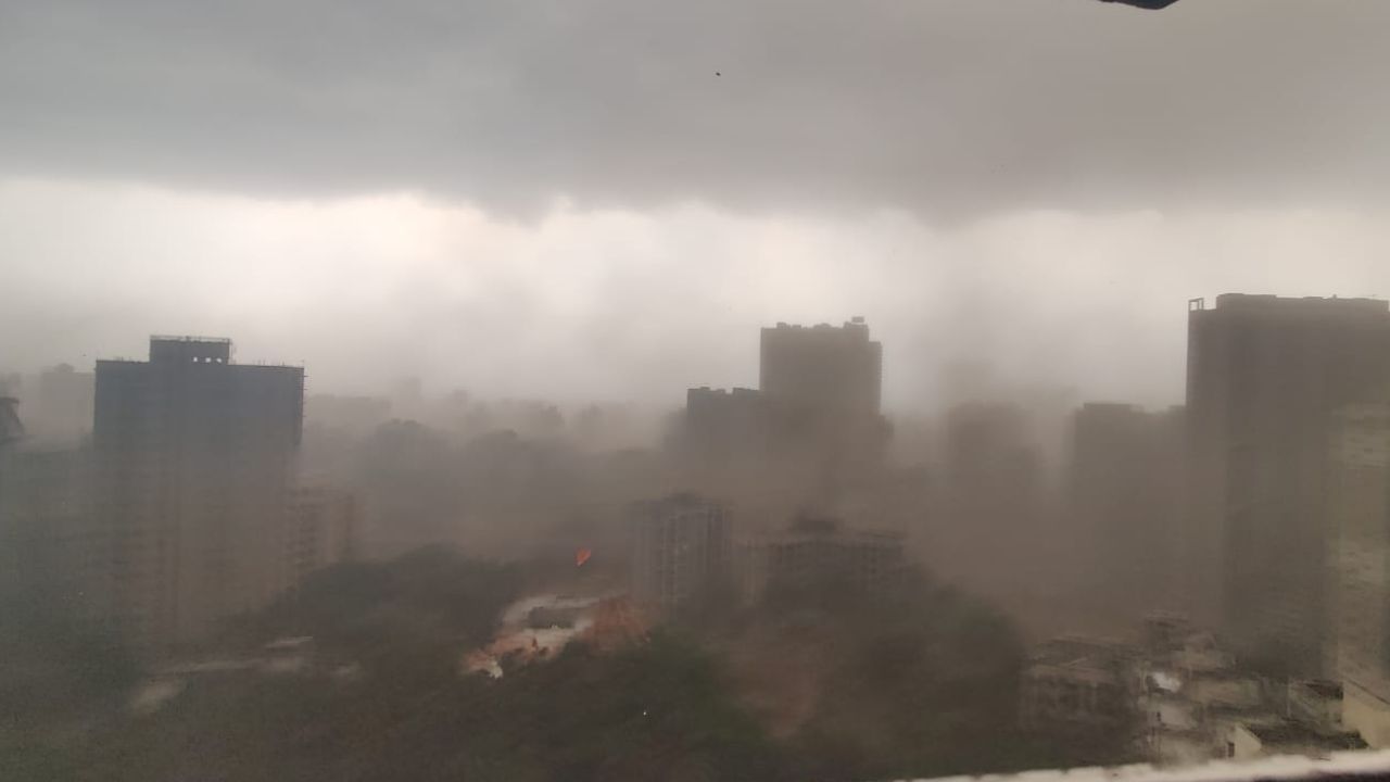 Mumbai and Thane Rain | मुंबई, ठाणे, नवी मुंबईत मेघगर्जनेसह पाऊस, उकाड्याने हैराण नागरिकांना ...