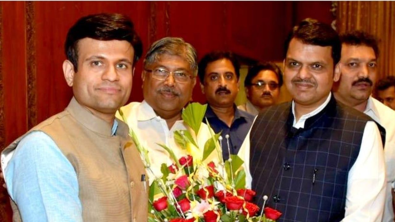 देवेंद्र फडणवीस यांच्या निकटवर्तीय नेत्याच्या पत्नीची 20 लाख रुपयांची ...