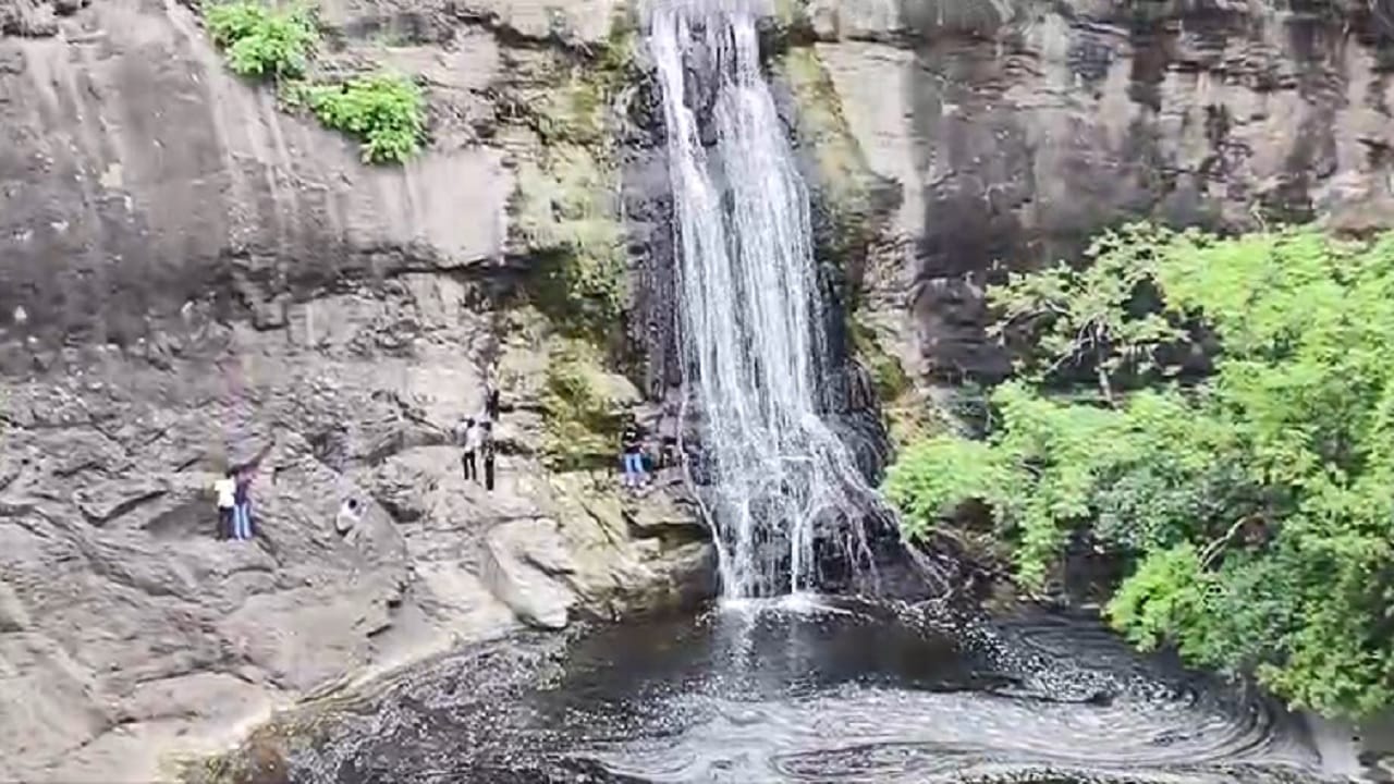 Dhule Laling Waterfall : धुळ्यातील लळींग येथील धबधबा कोसळण्यास सुरूवात ...