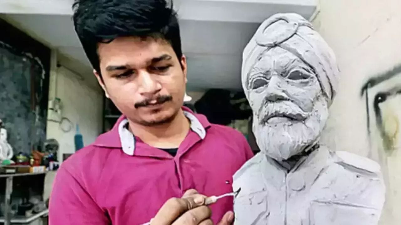 Jaydeep Apte : फरार असलेल्या जयदीप आपटे विरुद्ध अखेर लूक आऊट नोटीस - Marathi News | Look out ...