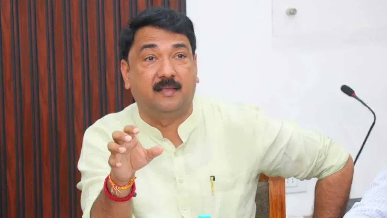 चाळीसगावच्या चोराने पाठीत खंजीर खुपसला - ठाकरे गटाच्या नेत्याचे ...