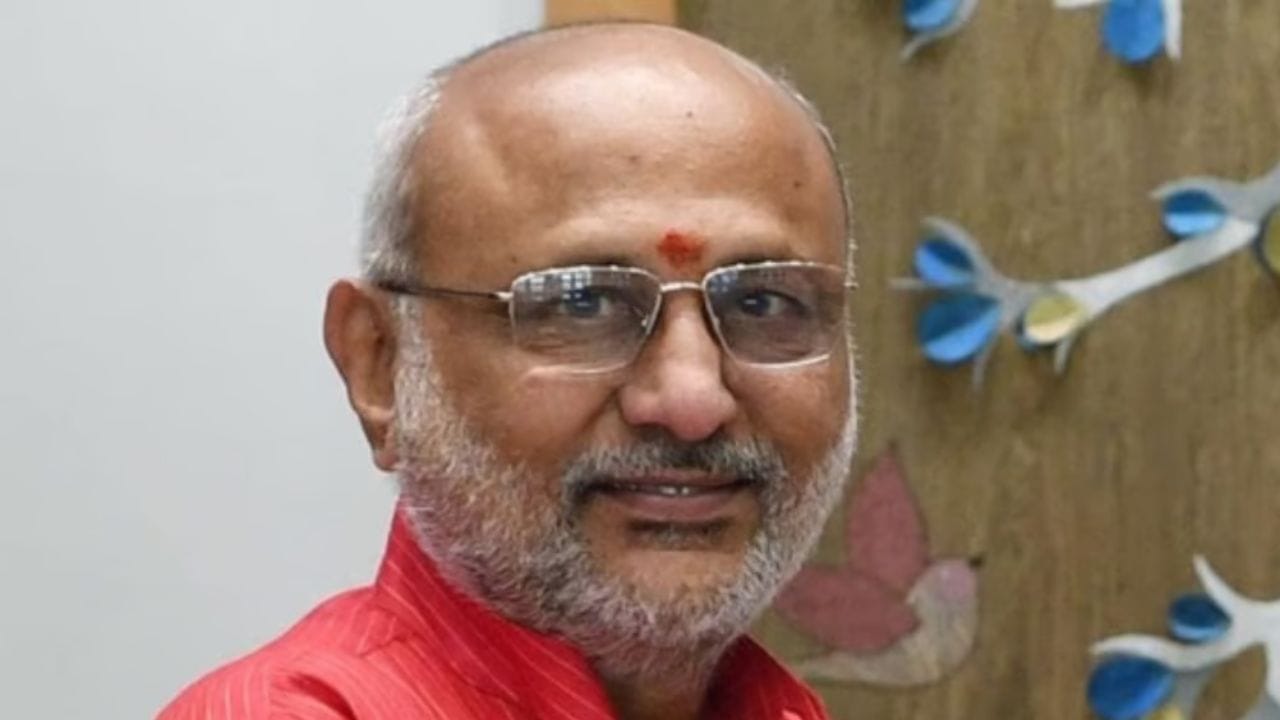 निवडणूक आयोगाचे अधिकारी राज्यपालांकडे? राज्यातील राजकीय हालचालींना वेग ...